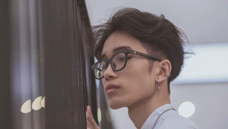 Middle Part Hairstyles For Men To Transform Your Look - The Guy Looks