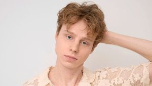 Middle Part Hairstyles For Men To Transform Your Look - The Guy Looks