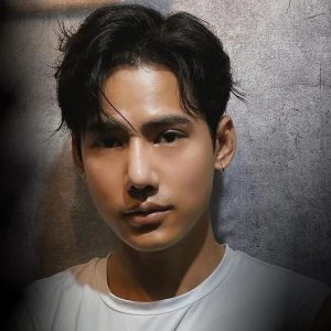 Middle Part Hairstyles For Men To Transform Your Look - The Guy Looks